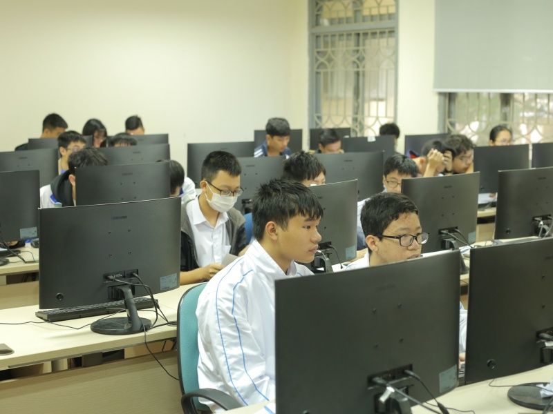 Các đội tham gia Vòng thi Quốc gia ICPC Vietnam đang ganh đua quyết ...